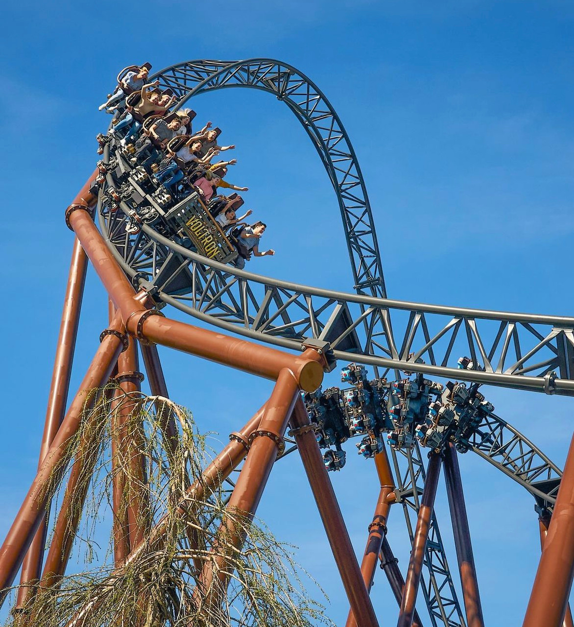 De nieuwste sensationele achtbaan Voltron Nevara is nu open in het ...